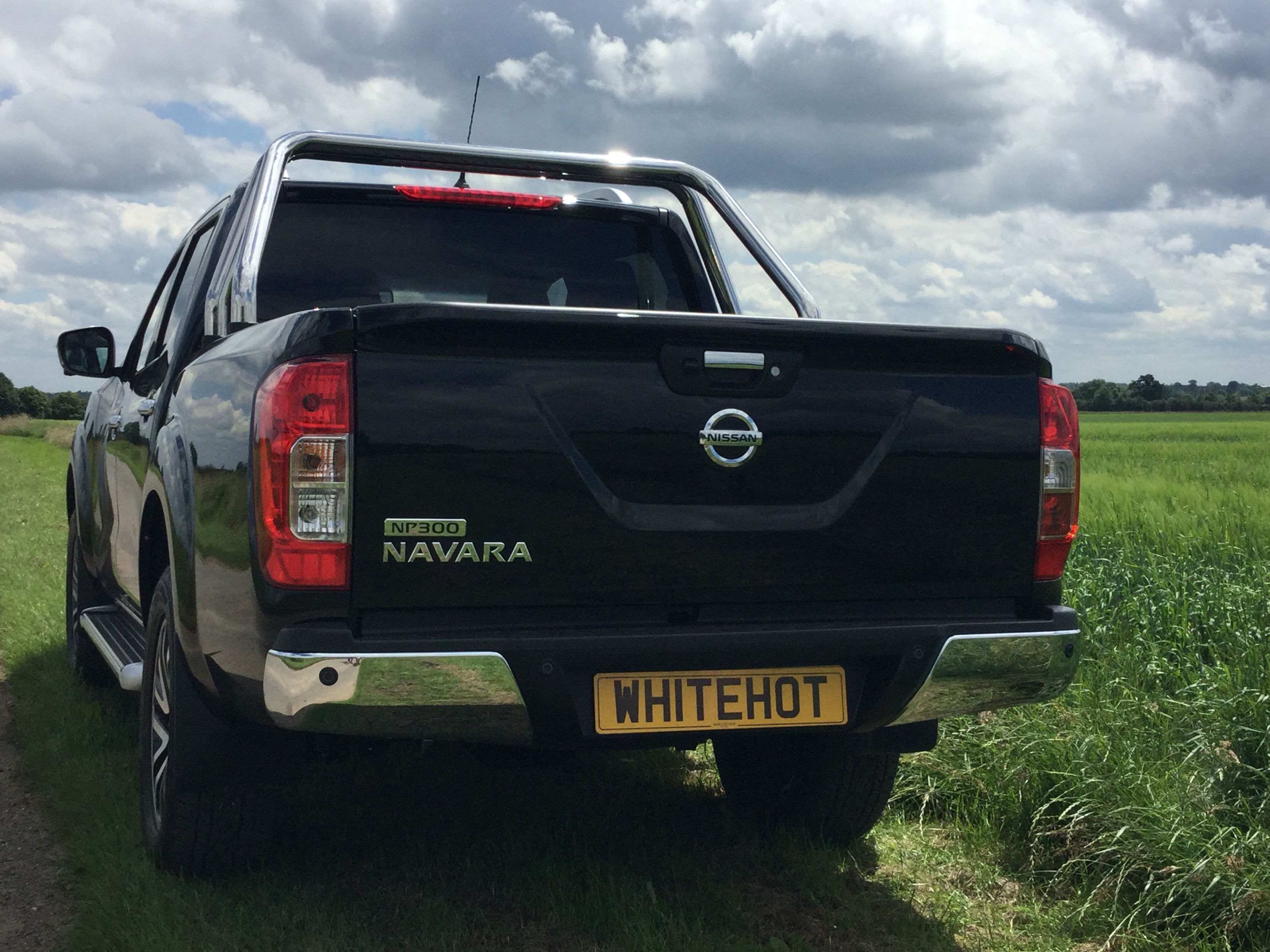Nissan Navara external 6 - White Hot VansWhite Hot Vans